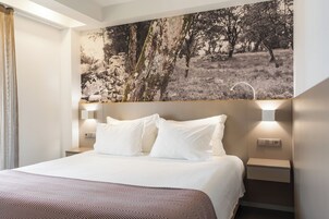 Quarto casal premium, sacada, vista para a cidade | Cofres nos quartos, escrivaninha, espaço de trabalho para notebook