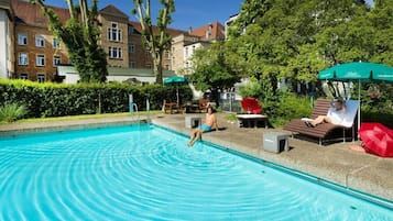 Piscina exterior sazonal, da(s) 7:00 à(s) 20:00, espreguiçadeiras