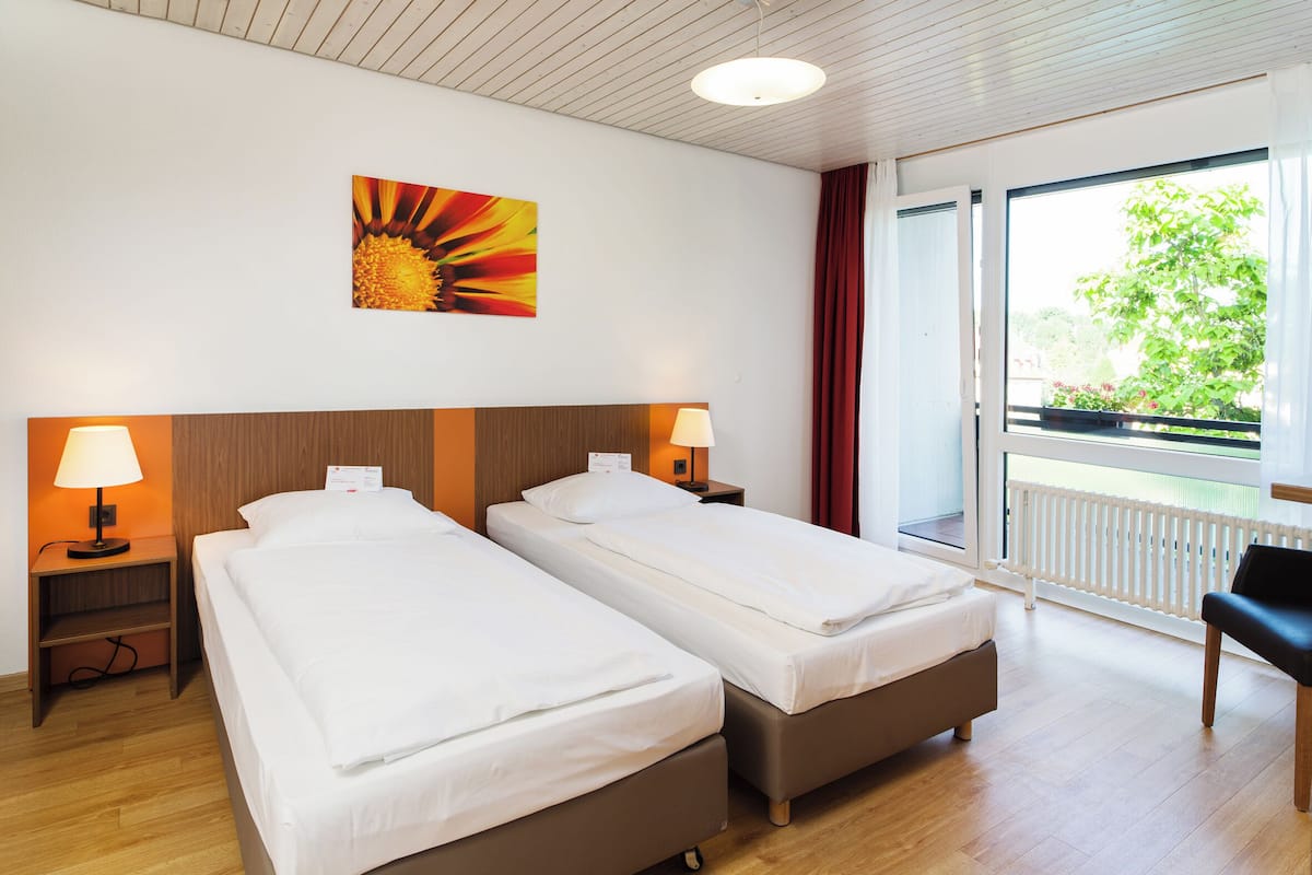 Secretária, cortinas/cortinados opacos, quartos insonorizados