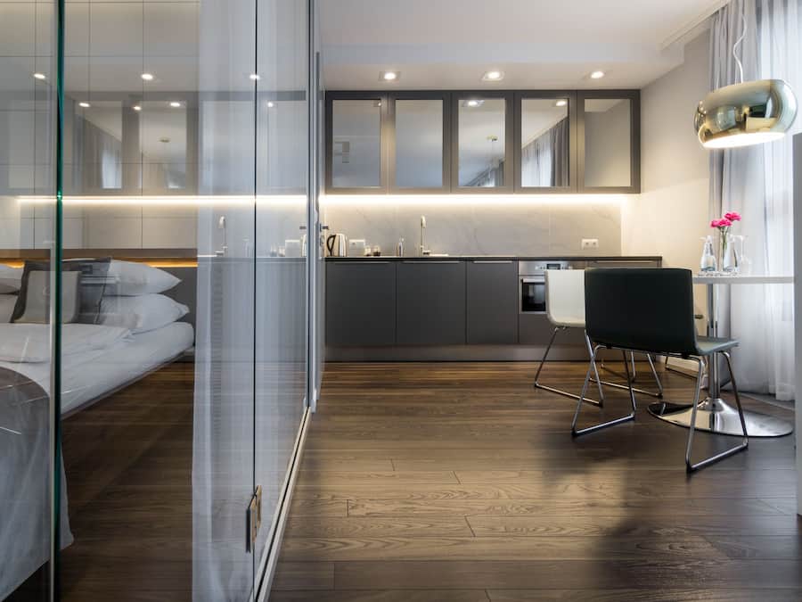 Apartamento Deluxe, varanda | Sala de estar | TV de ecrã plano