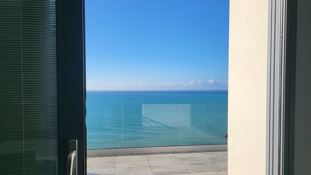 Varanda com vista desimpedida para o oceano.