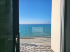 Apartamento de Luxo, várias camas, terraço, vista para o mar | Vista do quarto