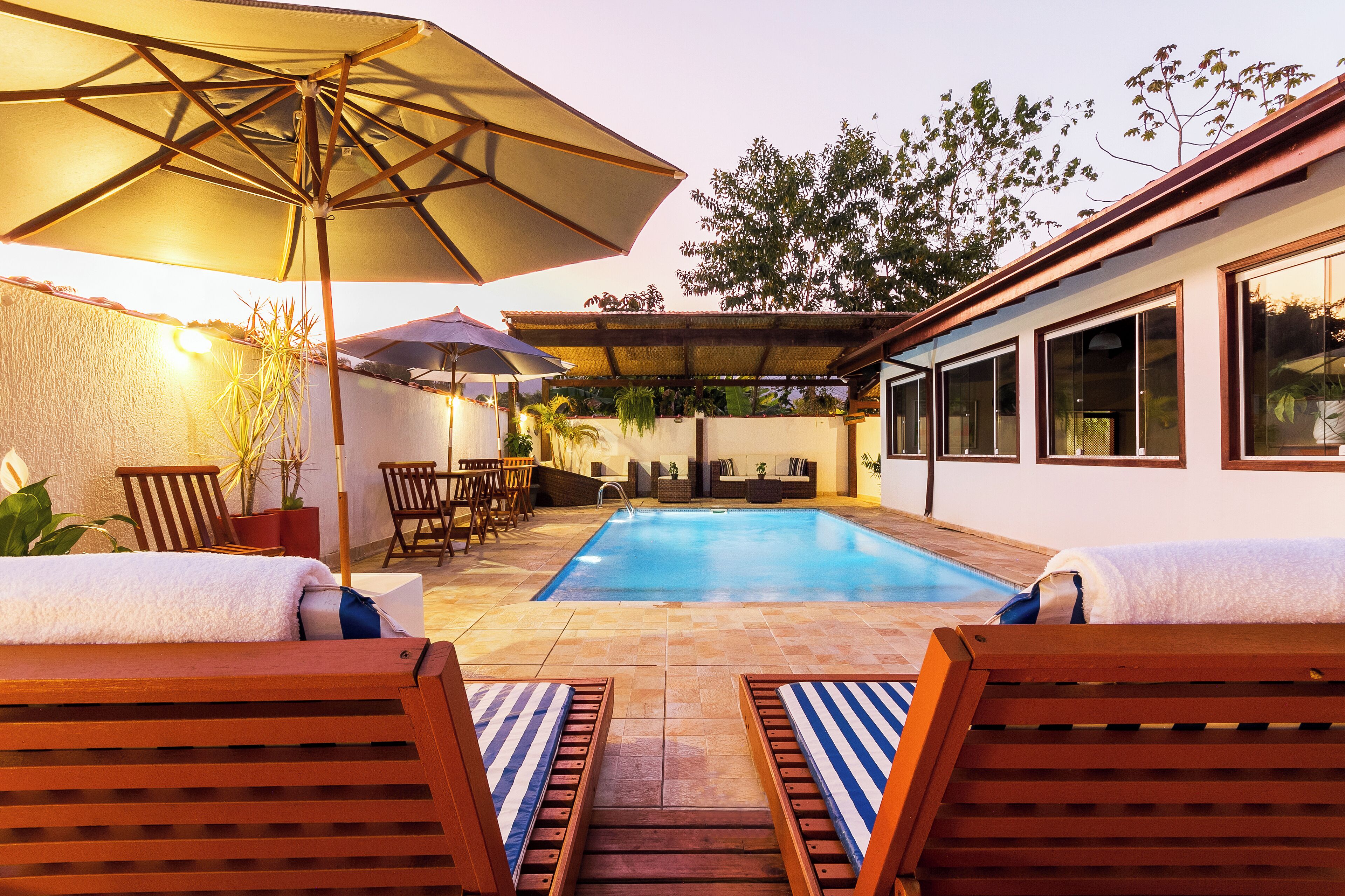 Piscina externa, funciona das 10h às 22h, guarda-sóis, espreguiçadeiras