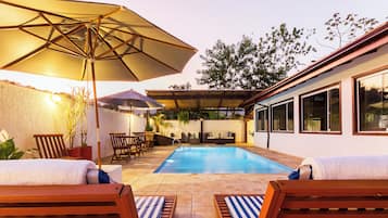 Piscina externa, funciona das 10h às 22h, guarda-sóis, espreguiçadeiras