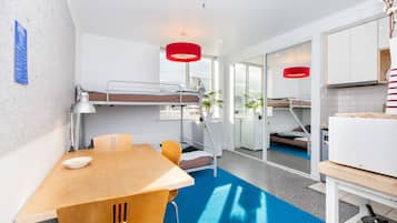 Estúdio Básico, casa de banho privativa | Refeições no quarto