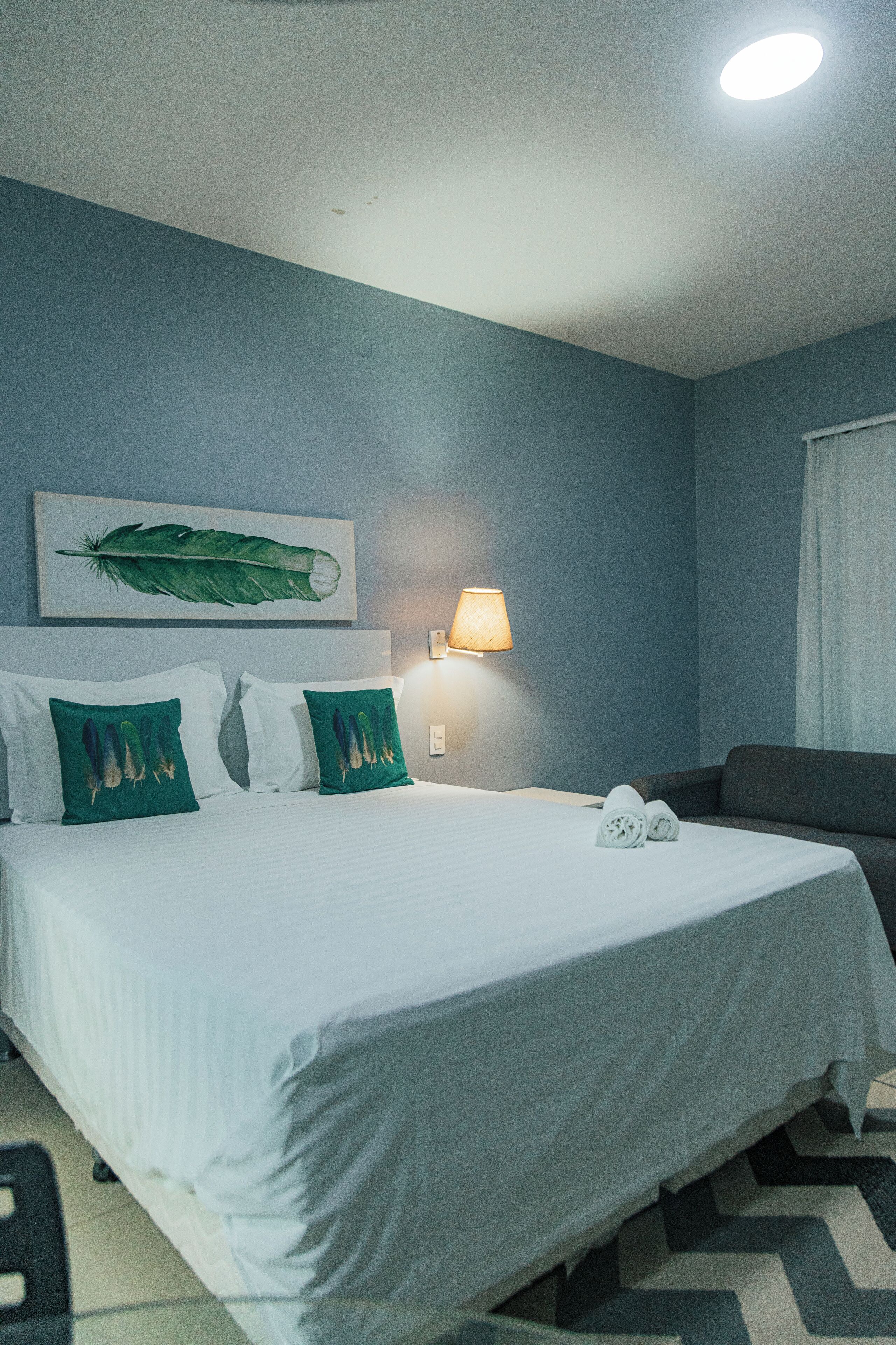 Frigobar, escrivaninha, cortinas blackout, ferros/tábuas de passar roupa