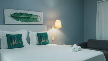 Frigobar, escrivaninha, cortinas blackout, ferros/tábuas de passar roupa