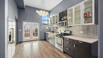 Um frigorífico/congelador grande, um micro-ondas, um forno