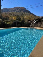 Piscina externa, funciona das 9h às 20h, espreguiçadeiras