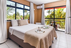 Quarto casal | Frigobar, cortinas blackout, ferros/tábuas de passar roupa