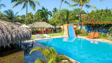 Piscina exterior, espreguiçadeiras
