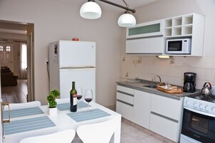 Geladeira, micro-ondas, cooktop, cafeteira/chaleira