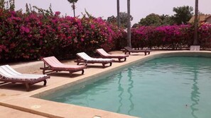 Piscina exterior, espreguiçadeiras 