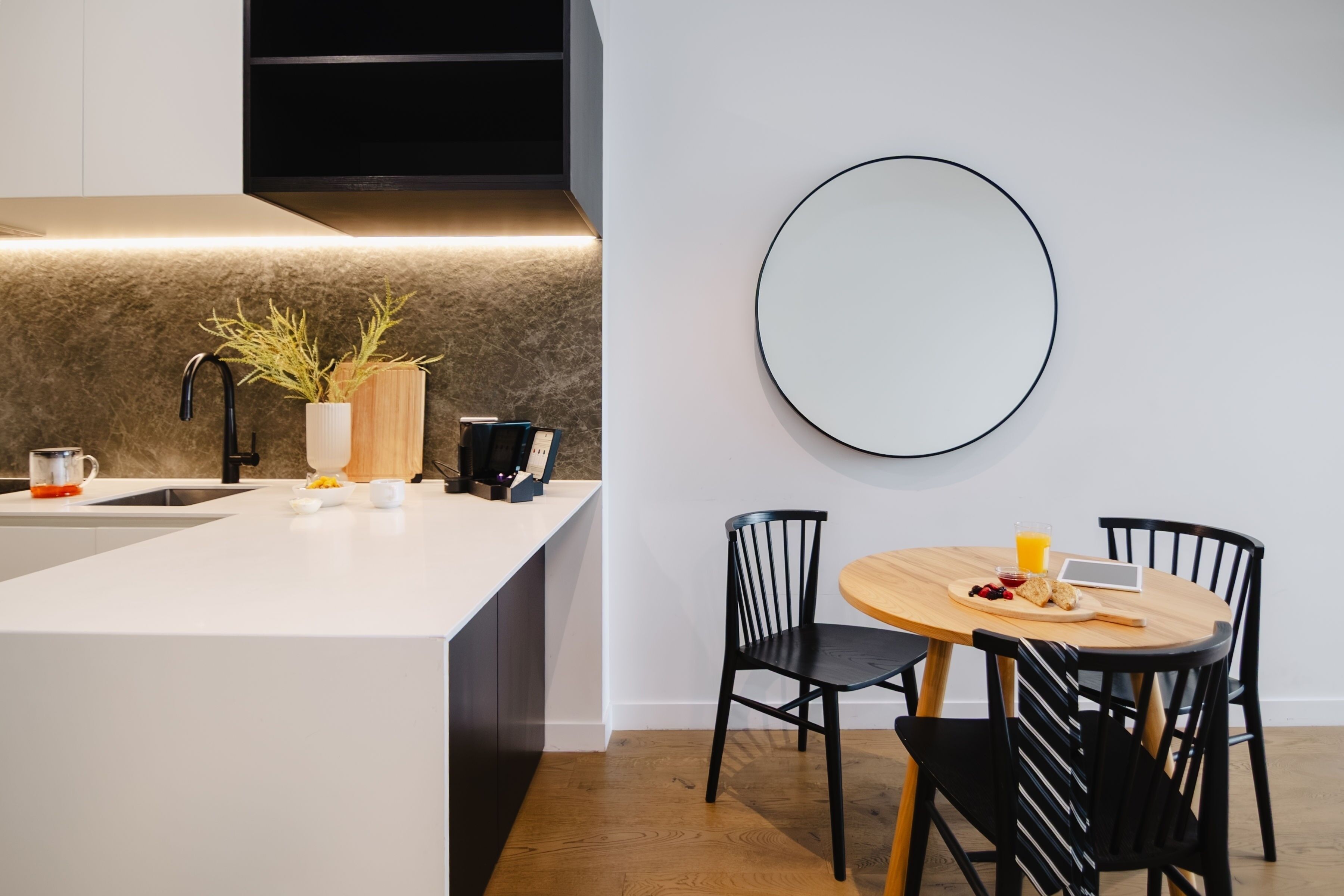 Apartamento, 1 quarto | Cozinha privada | Cafeteira/chaleira, geladeira grande, micro-ondas, fogão