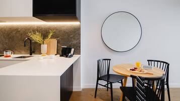 Apartamento, 1 quarto | Cozinha privada | Uma cafeteira/bule, um frigorífico/congelador grande, um micro-ondas