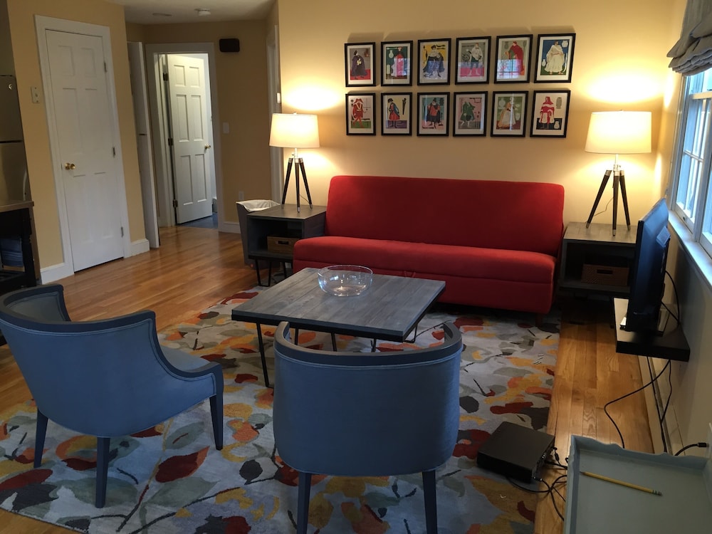 Contemporary Style And Comfort Convenient To Boston And Route 128 - Newton, MA