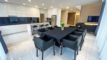 Cobertura | Área de estar | TV LCD 42 polegadas com canais via satélite, TV