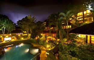 Piscina exterior, nadadores-salvadores no local 