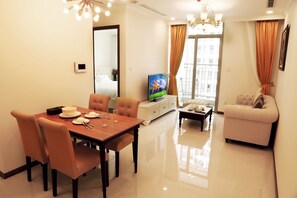 Apartamento Design, 1 quarto, banheira, Vista para a cidade | Sala | Smart TV de 49 polegadas com canais por cabo, televisor 
