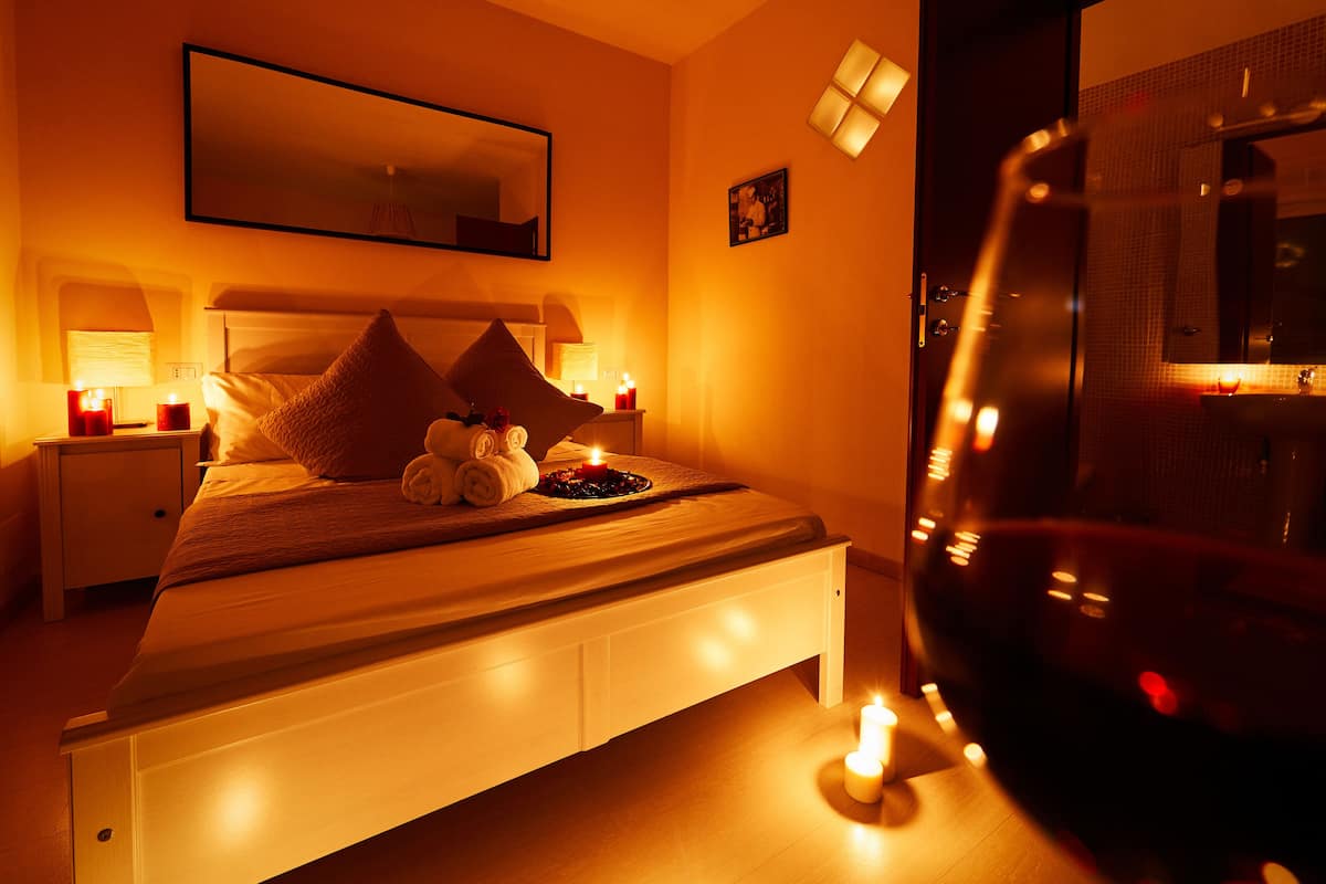 Suíte romântica, 1 cama de casal e sofá-cama, para não fumantes, vista para a cidade | Escrivaninha, Wi-Fi de cortesia
