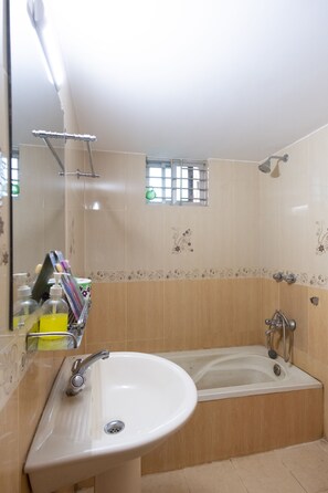 Suíte luxo | Banheiro | Chuveiro com efeito de chuva, produtos de toalete grátis