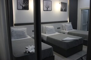 Minibar, cofre no quarto, cortinas/cortinados opacos