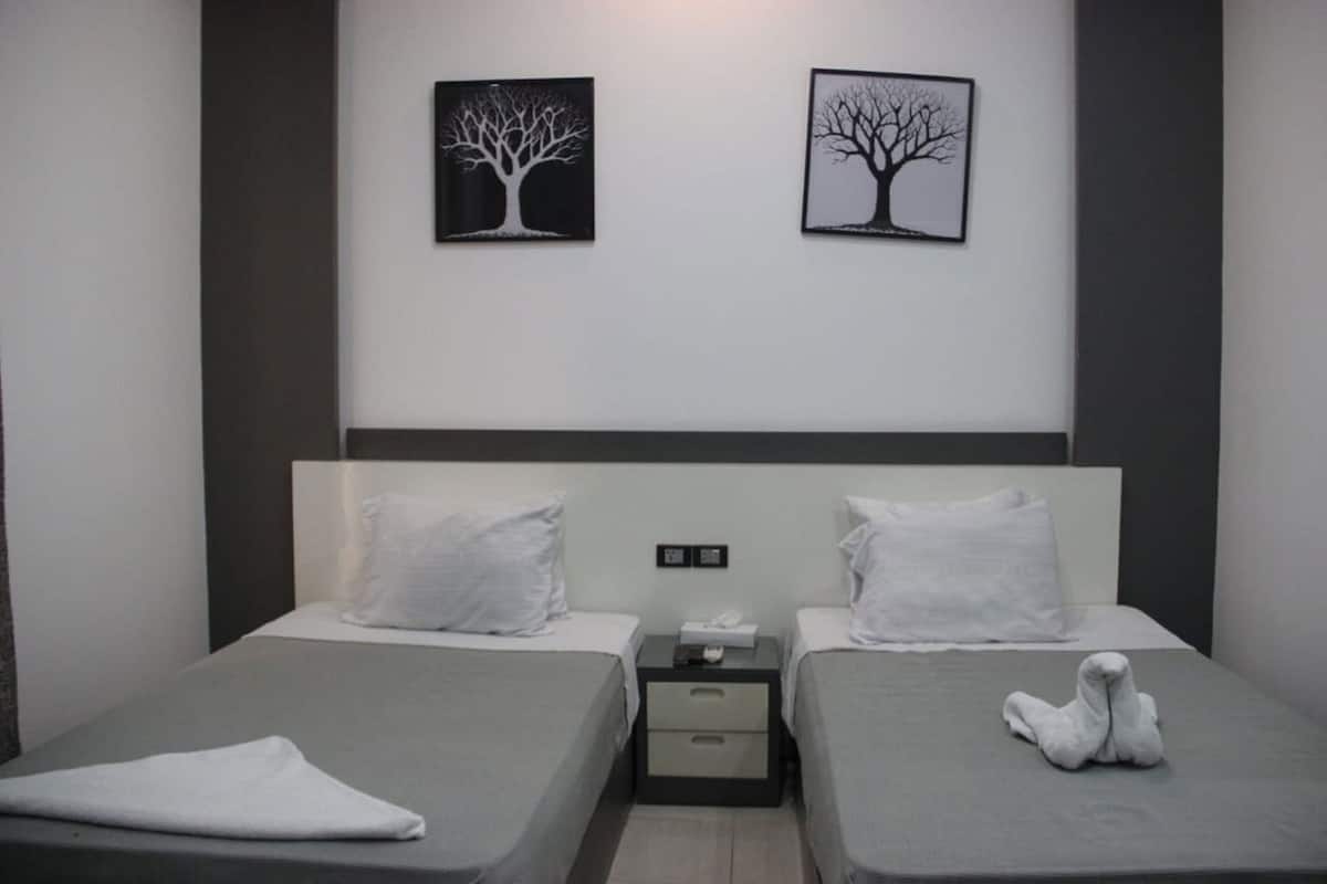 Frigobar, cofres nos quartos, cortinas blackout, quartos à prova de som