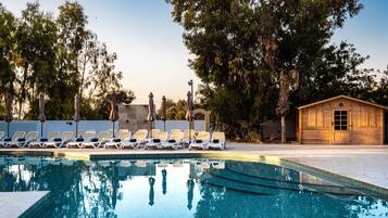 Piscina interna, 2 piscinas externas, guarda-sóis, espreguiçadeiras
