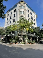 Um hotel de vários andares com uma placa grande no topo.