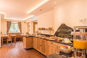 Café da manhã com buffet grátis todos os dias