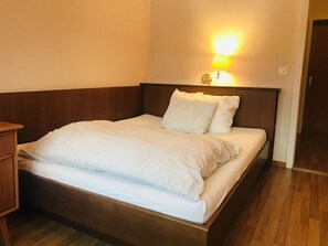 Quarto casal (Small) | Escrivaninha, camas extras/dobráveis (sobretaxa), Wi-Fi de cortesia