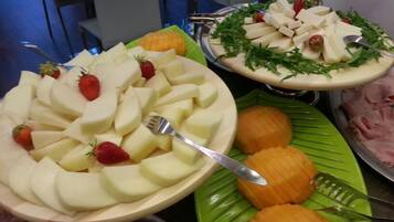 Pequeno-almoço tipo buffet diário (5.00 EUR por pessoa)