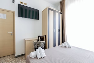 Cofres nos quartos, escrivaninha, Wi-Fi de cortesia, roupa de cama