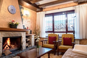 Casa Familiar, 3 quartos, pátio | Sala | TV de ecrã plano, lareira