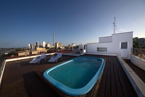 Piscina exterior, uma piscina no terraço, espreguiçadeiras 