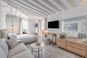 Suite Lua de Mel, banheira de hidromassagem | Minibar, cofre no quarto, secretária, cortinas/cortinados opacos 