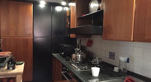 Apartamento, 2 quartos | Cozinha privada | Um frigorífico/congelador grande, um micro-ondas, um forno 