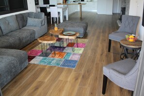 Villa, 4 quartos | Sala | TV de ecrã plano, lareira 