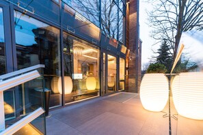 Fachada da propriedade à noite