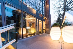 Fachada do alojamento (tarde/noite)