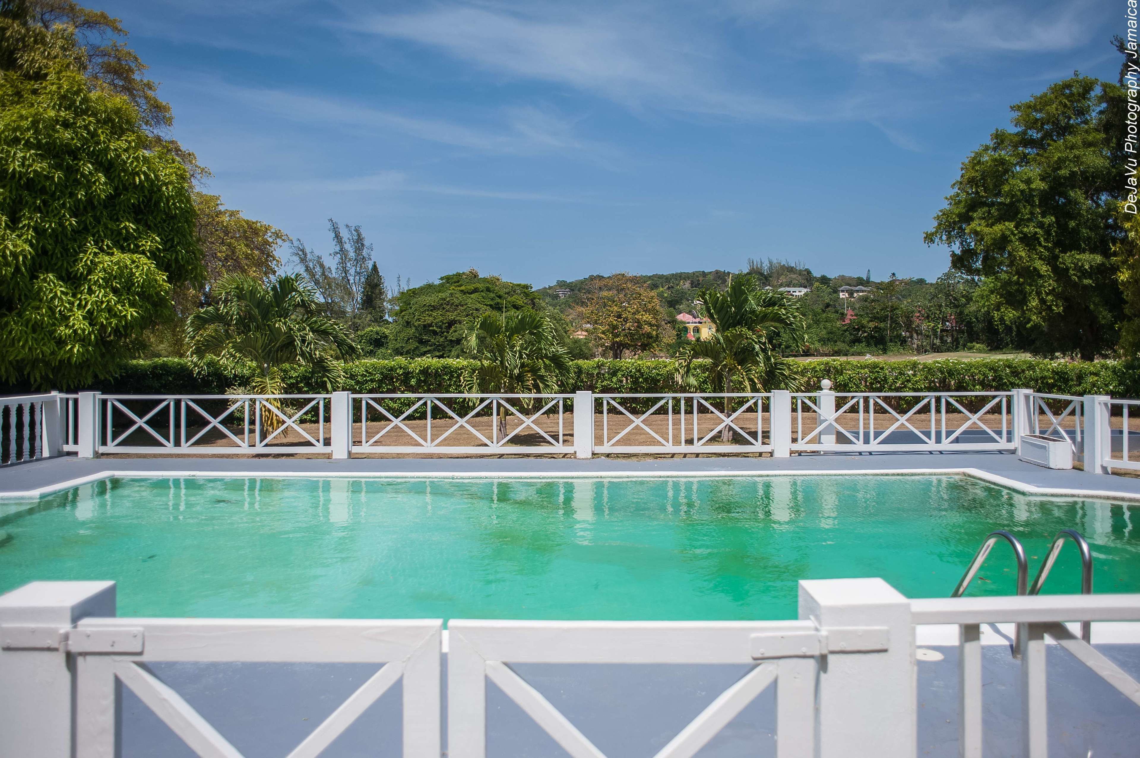 Piscina exterior, espreguiçadeiras 