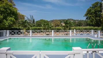 Piscina exterior, espreguiçadeiras