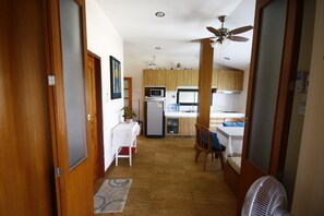  1 Bedroom Apartment | Sala de estar | TV de ecrã plano 
