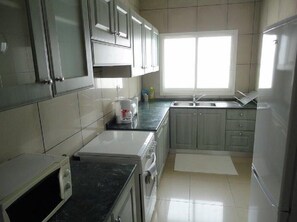 Apartamento, 2 quartos | Cozinha privada | Geladeira, fogão, cafeteira/chaleira