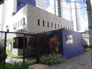 Um edifício moderno com fachada branca e uma seção revestida de azulejos azuis.