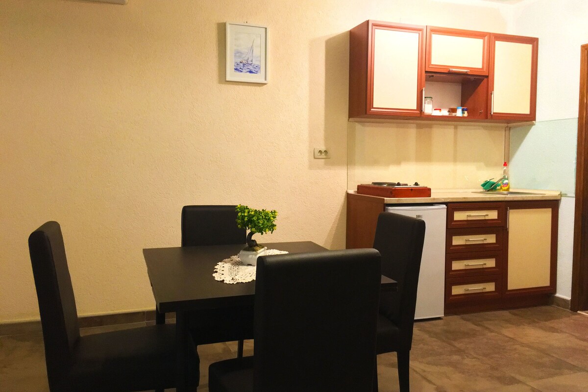 Apartamento, 1 quarto, vista para o mar, em frente à praia | Refeições no quarto