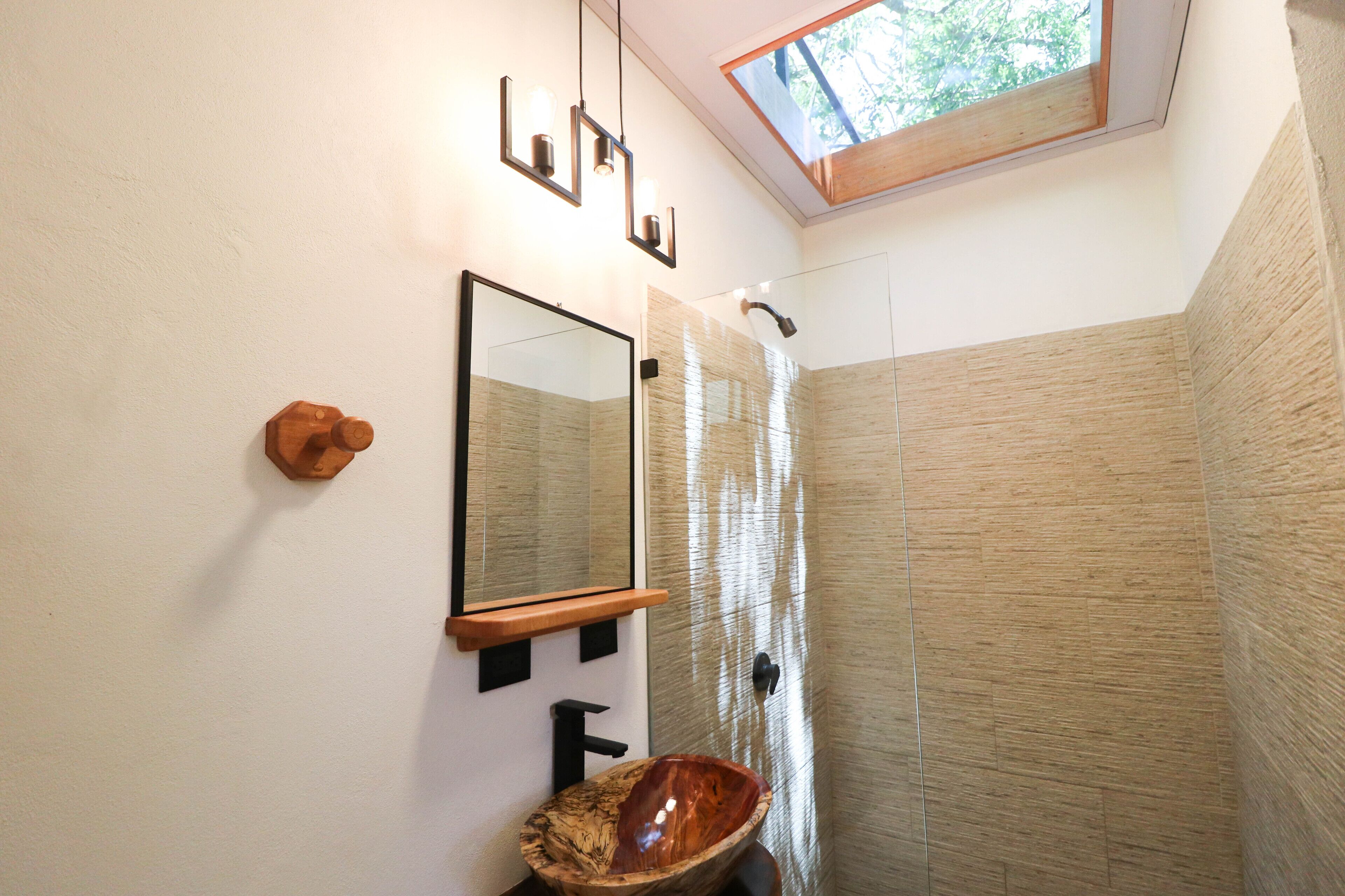 Quarto Superior, 1 cama king-size, vista para a montanha | Casa de banho | Um polibã, artigos de higiene pessoal grátis, um secador de cabelo 