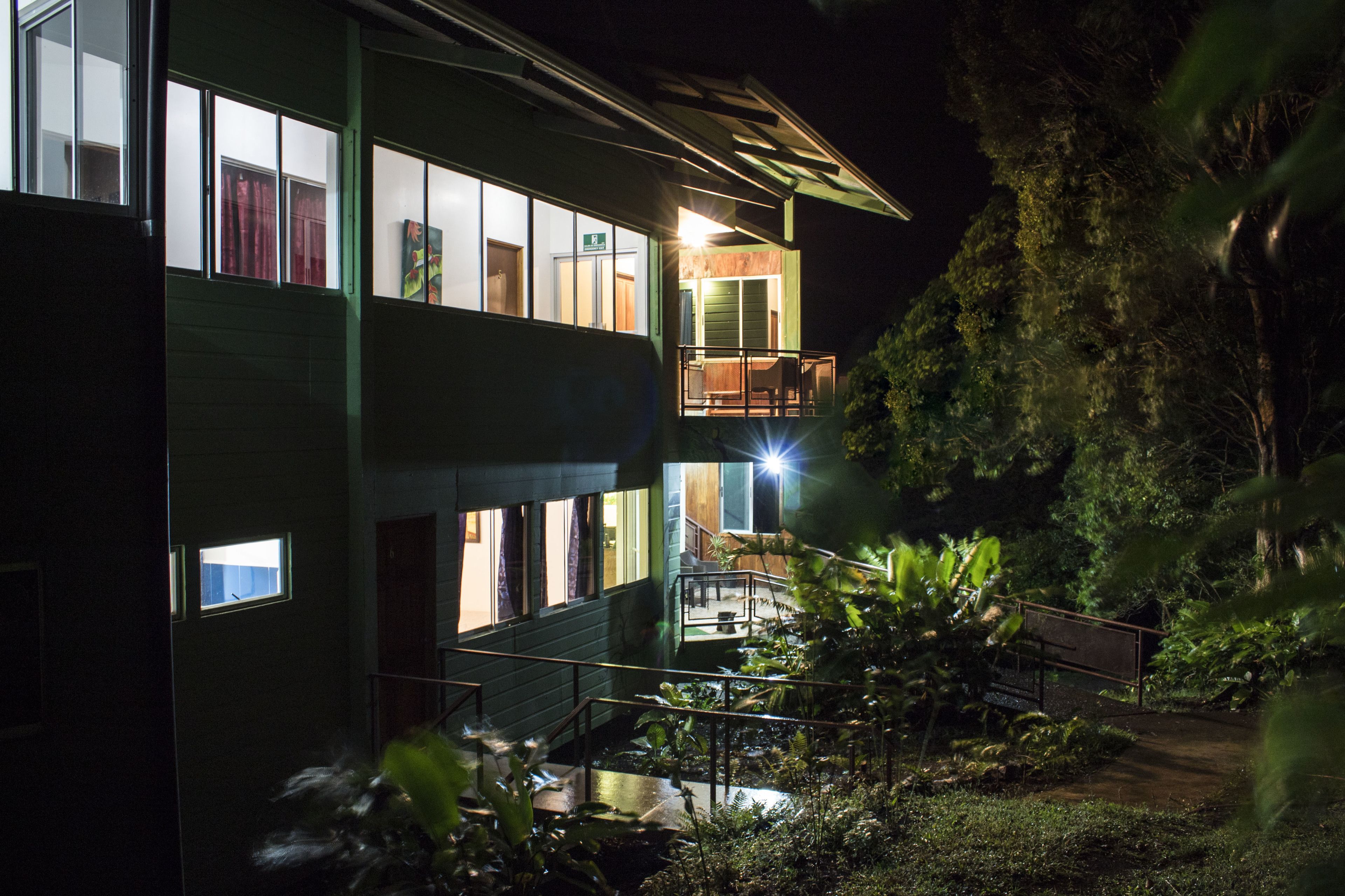 Fachada do alojamento (tarde/noite)