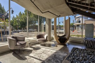 Área de estar no saguão