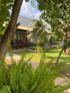 Quarto Quintuplo | Vista para o jardim